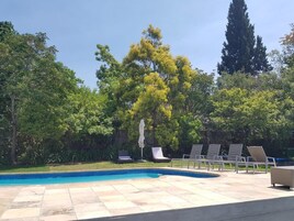 Piscina exterior, espreguiçadeiras