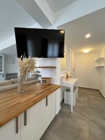 Suíte estúdio família | Área de estar | TV de tela plana