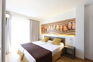 Com mobília individualizada, secretária, cortinas/cortinados opacos