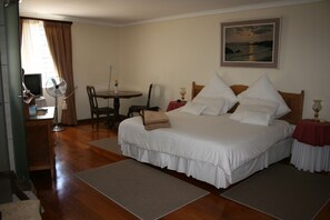 Quarto Duplo | 10 quartos, com mobília individualizada, cortinas/cortinados opacos 