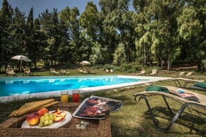 Piscina externa, espreguiçadeiras