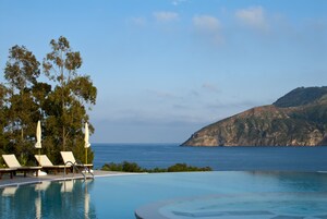 Piscina externa, guarda-sóis, espreguiçadeiras