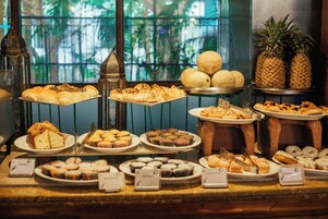 Pequeno-almoço tipo buffet diário mediante uma taxa 