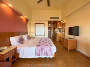 Quarto luxo | Cofres nos quartos, escrivaninha, ferros/tábuas de passar roupa
