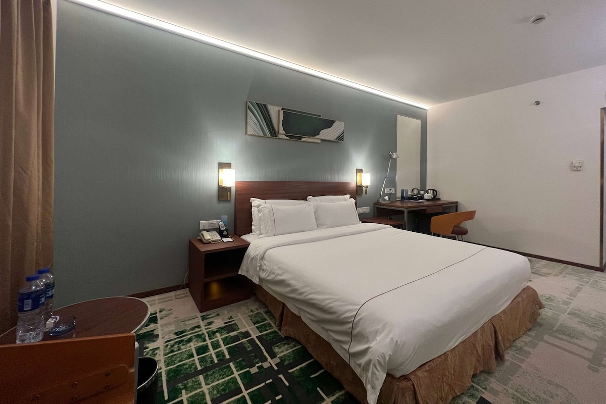Quarto, 1 cama king-size (Elegant) | Minibar, cofre no quarto, secretária, camas desdobráveis
