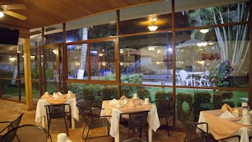 Pequeno-almoço tipo buffet diário (110 MXN por pessoa)