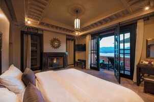 Suíte, 1 cama King, vista para o lago (Ambassador) | Roupas de cama premium, frigobar, cofres nos quartos