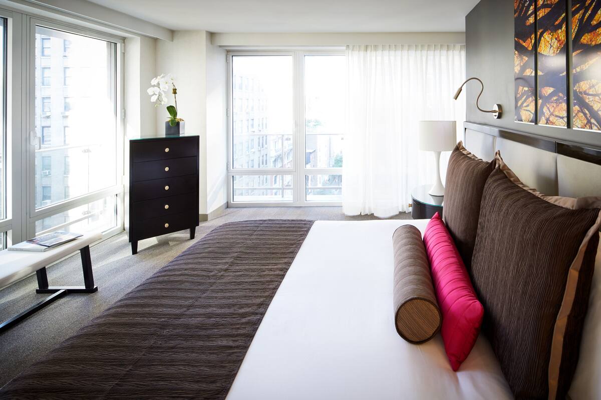 Roupa de alta qualidade, minibar, cofre no quarto, secretária 