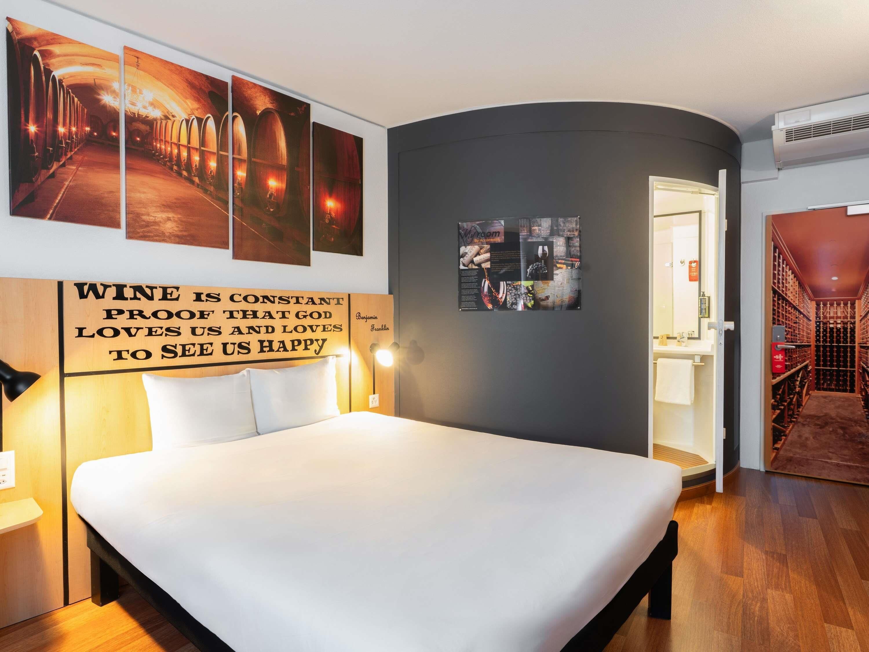 Cofre no quarto, secretária, cortinas/cortinados opacos 