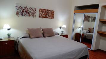 Suíte executiva, 1 cama de casal | Roupas de cama premium, frigobar, cofres nos quartos