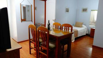 Suíte família, 2 quartos | Roupas de cama premium, frigobar, cofres nos quartos