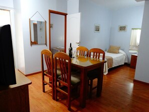 Suíte família, 2 quartos | Roupas de cama premium, frigobar, cofres nos quartos