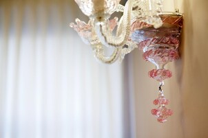 Um candelabro com desenhos elaborados e detalhes em cristal.