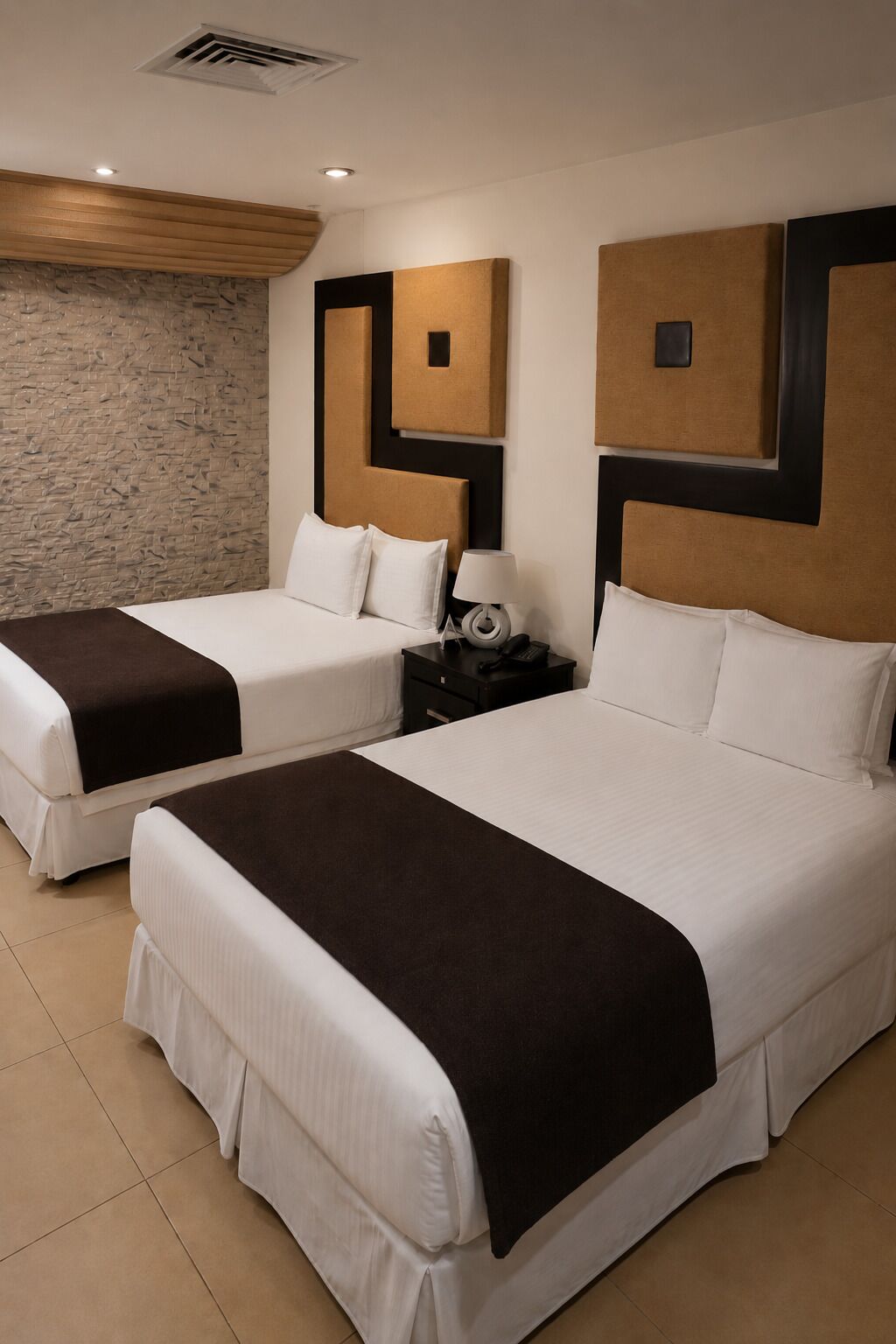 Quarto casal standard | Roupas de cama premium, edredons de pluma, camas com colchões pillow-top