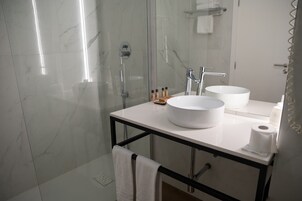 Quarto Superior | Casa de banho | Artigos de higiene pessoal grátis, um secador de cabelo 