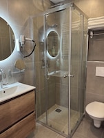 Quarto Familiar | Casa de banho | Um secador de cabelo, toalhas fornecidas 