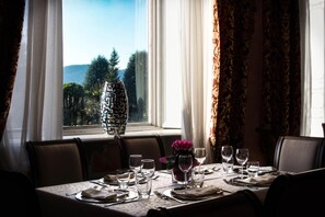 2 restaurantes, cozinha de estilo italiano (pizzas) 