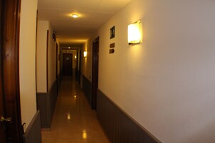 Quarto Individual | Cofre com capacidade para portátil, secretária, ferro/tábua de engomar