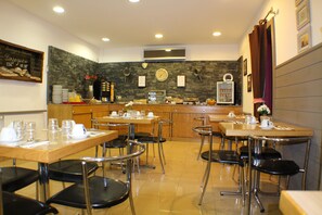 Pequeno-almoço continental diário (10 EUR por pessoa) 