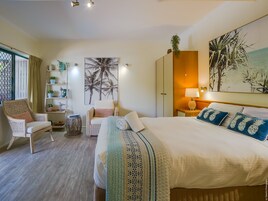 Deluxe Studio, 1 Queen Bed, Pool View - Not Pet Friendly | Roupa de alta qualidade, com decoração personalizada 