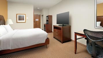Roupa hipoalergénica, minibar, cofre no quarto, secretária