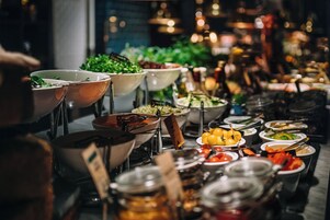 Café da manhã com buffet grátis durante a semana