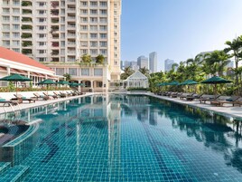 2 piscinas exteriores, guarda-sóis, espreguiçadeiras 