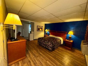 Quarto, 1 cama queen-size, não fumadores | 1 quarto, secretária, ferro/tábua de engomar, Wi-fi grátis