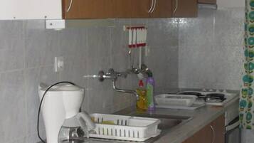Apartamento, 2 quartos, 2 casas de banho, vista para o mar | Cozinha privada | Um frigorífico/congelador grande, uma cafeteira/bule