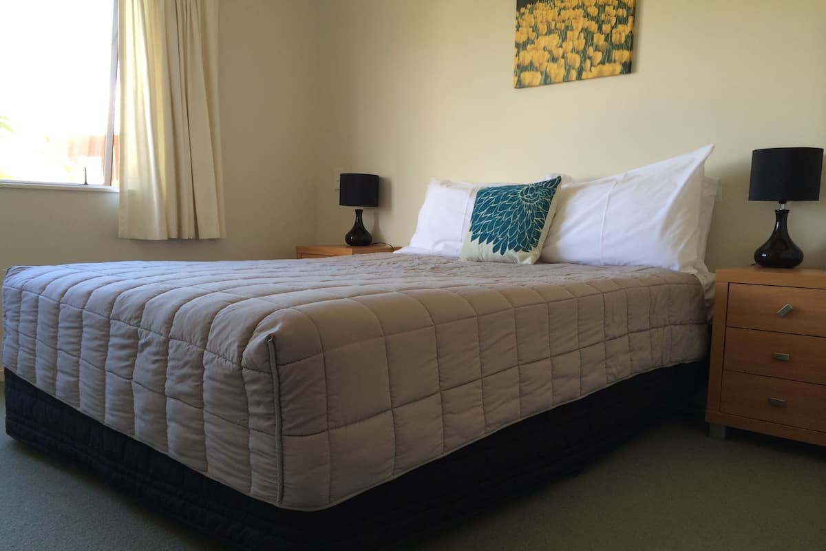 1 quarto, escrivaninha, espaço de trabalho para notebook