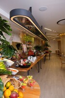 Café da manhã com buffet grátis todos os dias