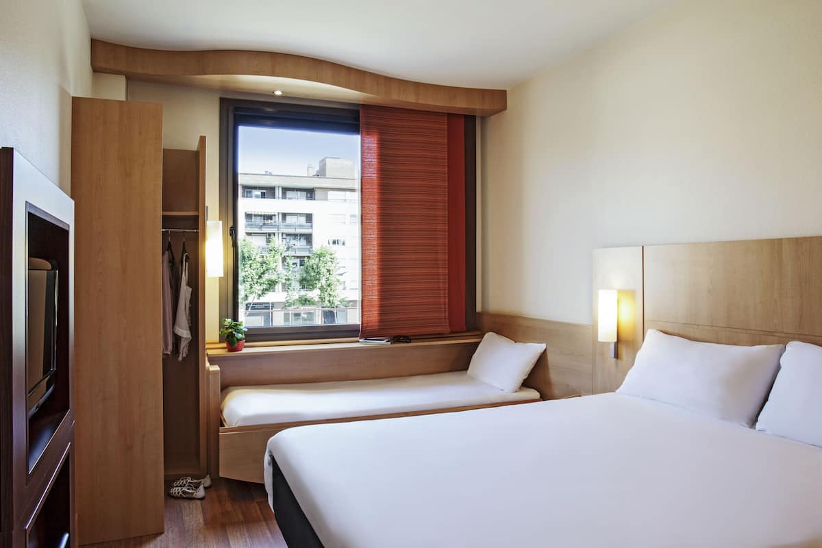 1 quarto, cortinas blackout, quartos à prova de som