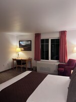 Suíte luxo, 1 cama Queen | Escrivaninha, cortinas blackout, ferros/tábuas de passar roupa