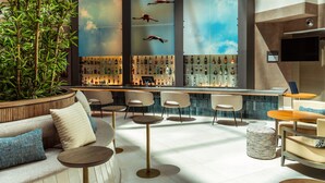 Este bar no lobby do hotel