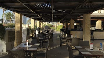 2 restaurantes, café da manhã, local e internacional