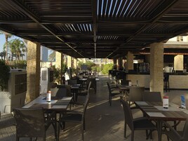 2 restaurantes, cozinha local e internacional 