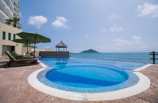 Piscina interna, piscina externa, espreguiçadeiras