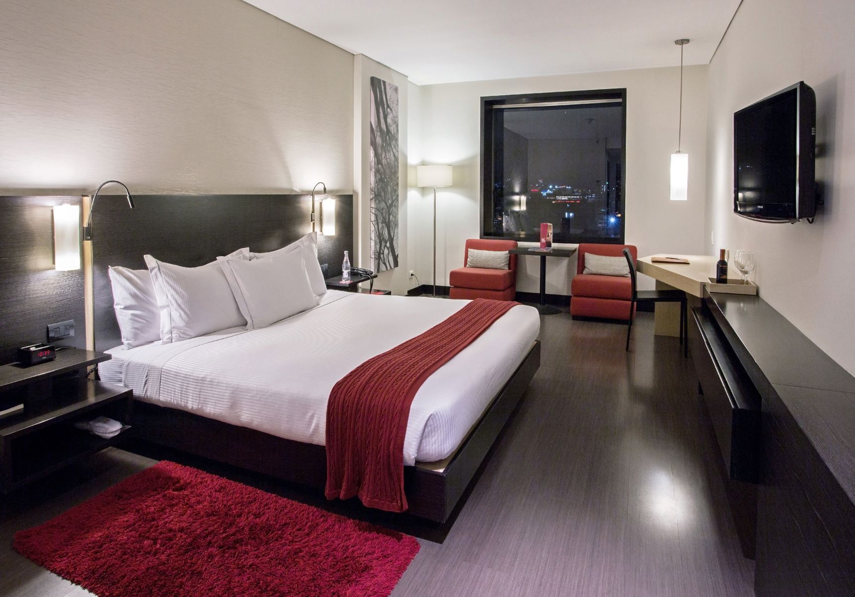 Roupa de alta qualidade, camas de colchão pillowtop, minibar 