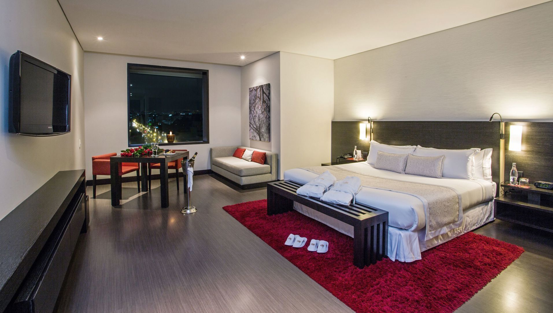 Roupa de alta qualidade, camas de colchão pillowtop, minibar 