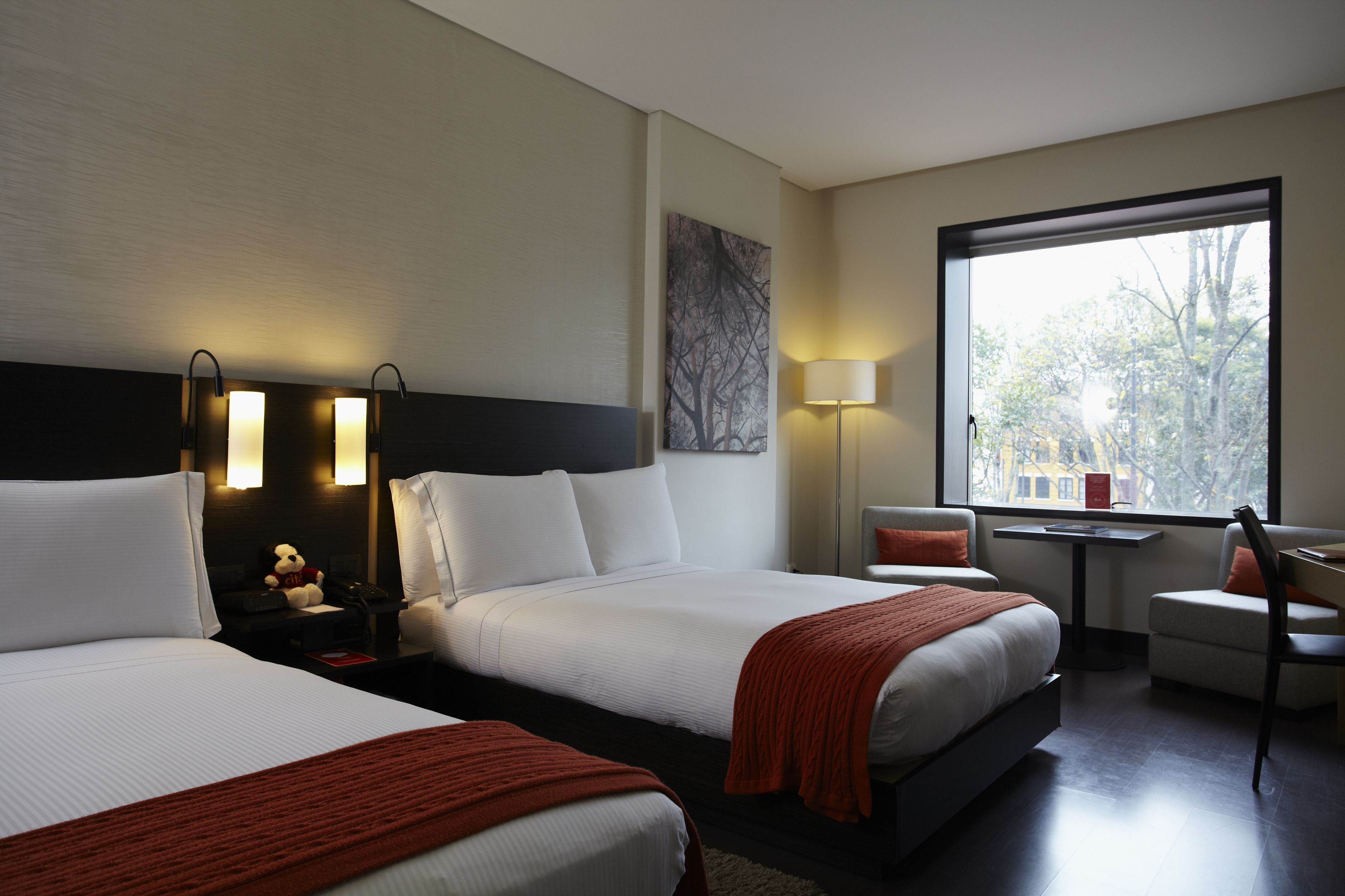 Roupa de alta qualidade, camas de colchão pillowtop, minibar 