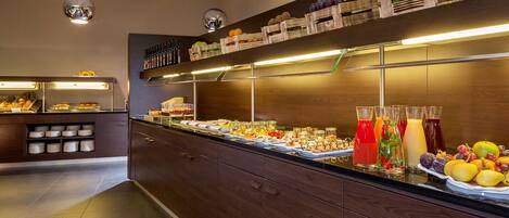Uma área de buffet com diversos alimentos e bebidas.