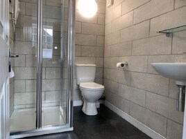 Quarto casal, suíte | Banheiro | Produtos de toalete grátis, secador de cabelo, toalhas de banho 