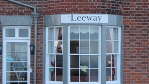 Um prédio de esquina com uma placa que diz "The Leeway".