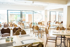 Café da manhã, almoço e jantar; culinária internacional