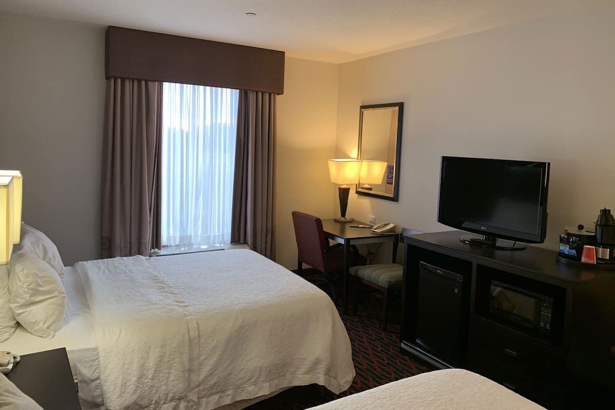 Roupa hipoalergénica, camas de colchão Select Comfort, cofre no quarto