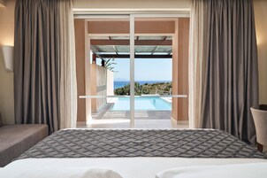 Quarto com cama grande, vista para a piscina e varanda com vista para o mar.
