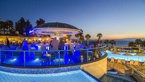 Bar junto à piscina