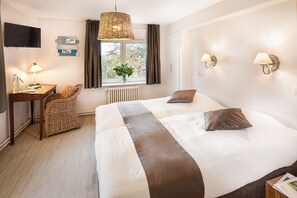 Escrivaninha, berços (sobretaxa), Wi-Fi de cortesia, roupa de cama