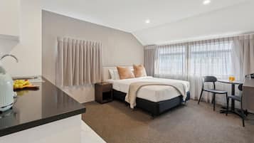 Suite-Estúdio de Luxo, 1 cama queen-size | Ferro/tábua de engomar, Wi-fi, roupa de cama fornecida