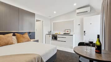 Suite-Estúdio de Luxo, 1 cama queen-size | Ferro/tábua de engomar, Wi-fi, roupa de cama fornecida